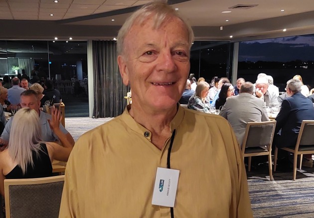 PRINTERS OLD AND NEW GATHER BY THE RIVER - Print21