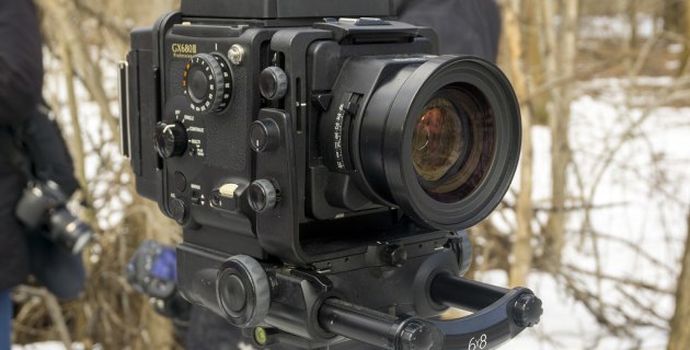 Video: Shooting with the largest medium format camera, the Fujifilm ...