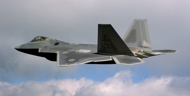 FRIDAY FLYING VIDEO: F22 Raptor in scorching aerial display ...
