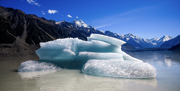Iceberg photo shows plenty of ice cold drama - Great Walks