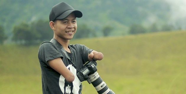 This amazing photographer was born with no legs or hands - Australian ...