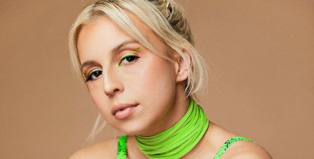 Standing behind the star - Dance Australia