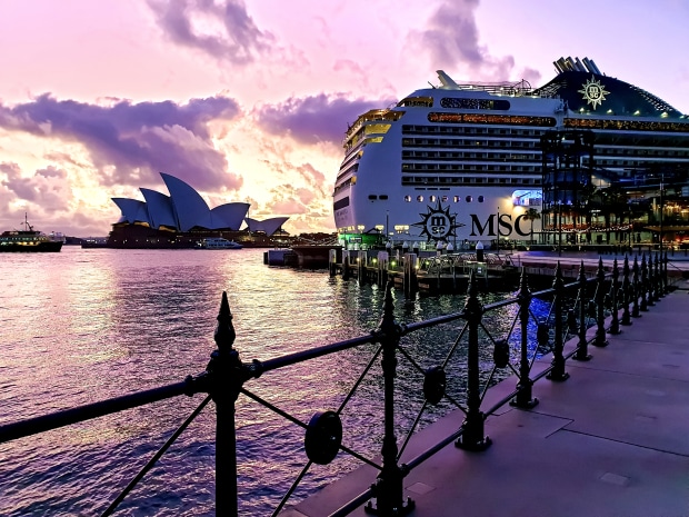 OPERA HOUSE SYDNEY in pose - Australian Photography