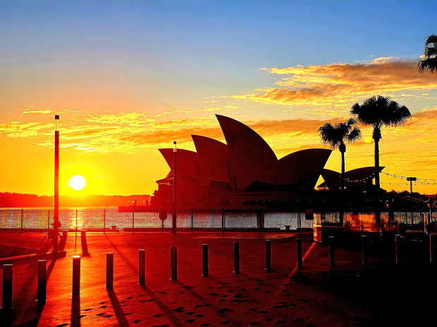 OPERA HOUSE SYDNEY in pose - Australian Photography
